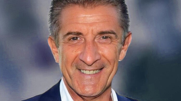 Ezio Greggio in vacanza con Romina Pierdomenico e i figli: ecco dove li ...