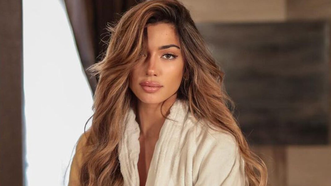 Soleil Sorge completamente nuda? L'intimo c'è ma non si vede